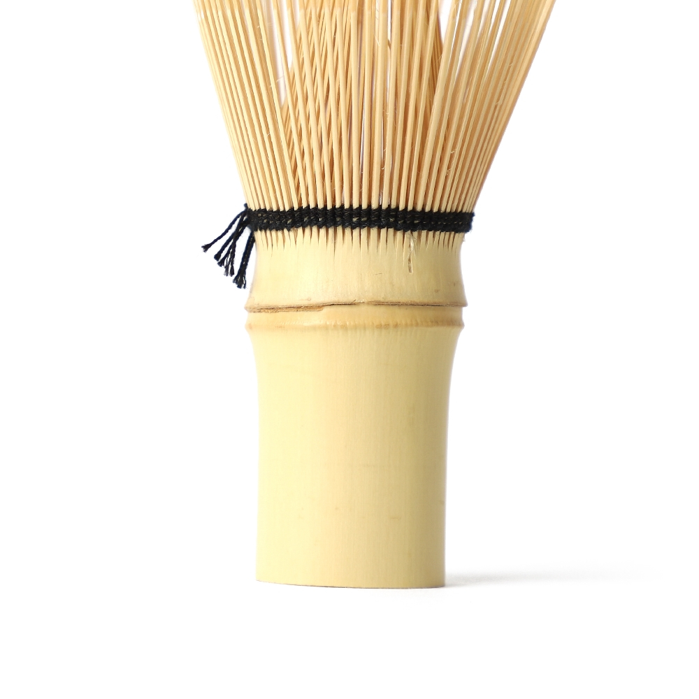 Chasen Takayama en bambou doré dans le style de l'école de thé Urasenke