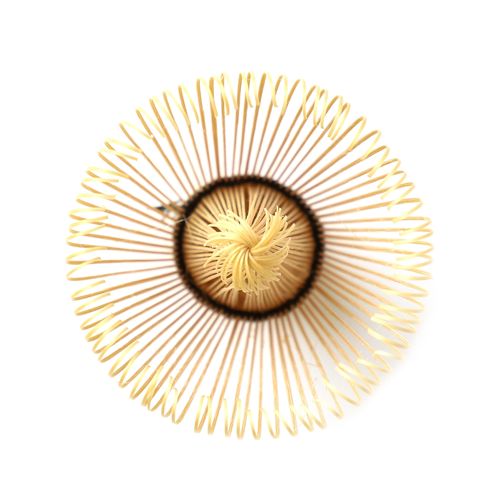 Chasen Takayama en bambou doré dans le style de l'école de thé Urasenke